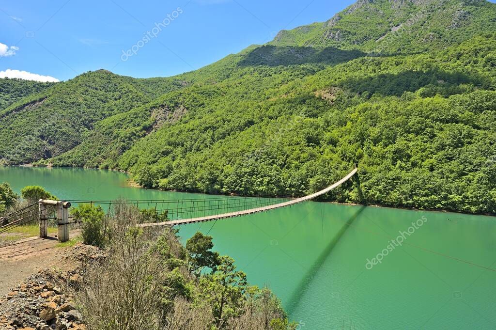 Lago Shkopet con un misterioso puente sobre el río 2022
