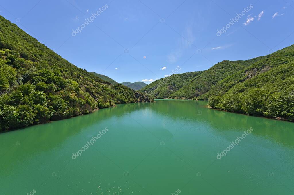 Lago Shkopet con agua verde esmeralda maravillosa 2022
