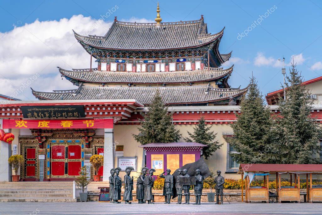 La vista del Deqen Red Army Long Marches Museum y la estatua frente a ...