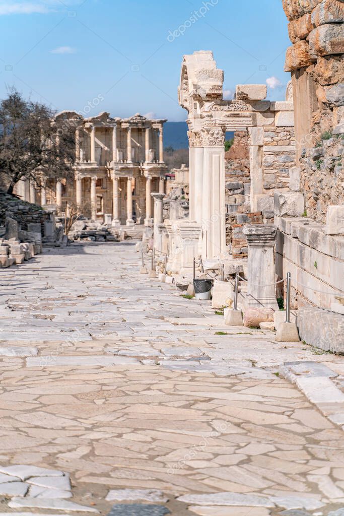 Biblioteca Celsus en Éfeso en Selcuk (Izmir), Turquía. Estatua de ...