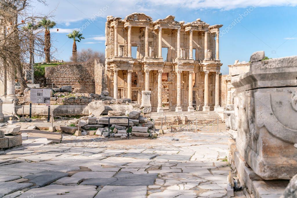 Biblioteca Celsus en Éfeso en Selcuk (Izmir), Turquía. Estatua de ...