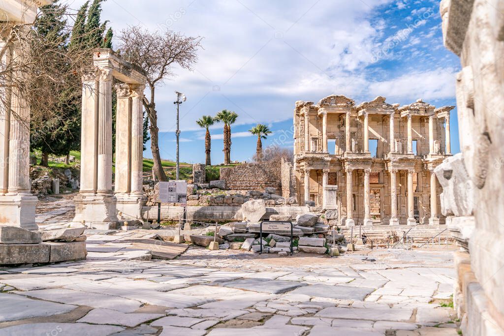 Biblioteca Celsus en Éfeso en Selcuk (Izmir), Turquía. Estatua de ...