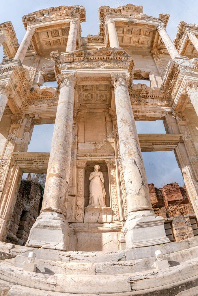 Biblioteca Celsus en Éfeso en Selcuk (Izmir), Turquía. Estatua de ...