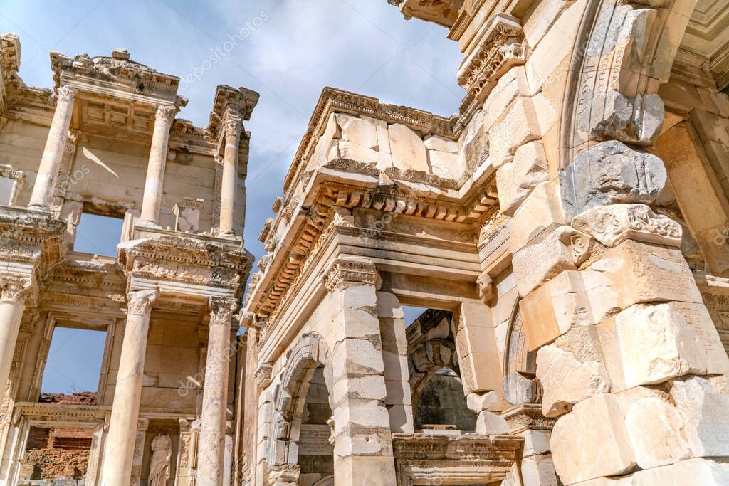 Biblioteca Celsus en Éfeso en Selcuk (Izmir), Turquía. Estatua de ...