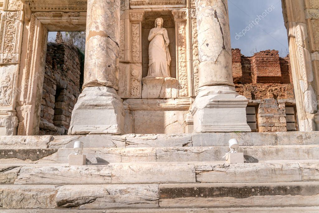 Biblioteca Celsus en Éfeso en Selcuk (Izmir), Turquía. Estatua de ...