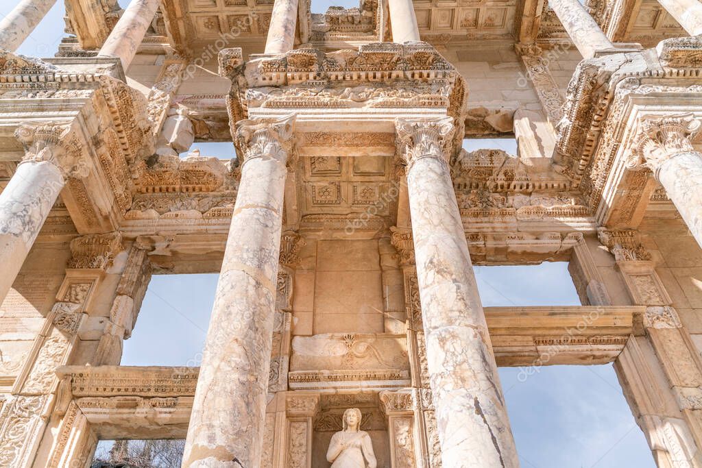 Biblioteca Celsus en Éfeso en Selcuk (Izmir), Turquía. Estatua de ...
