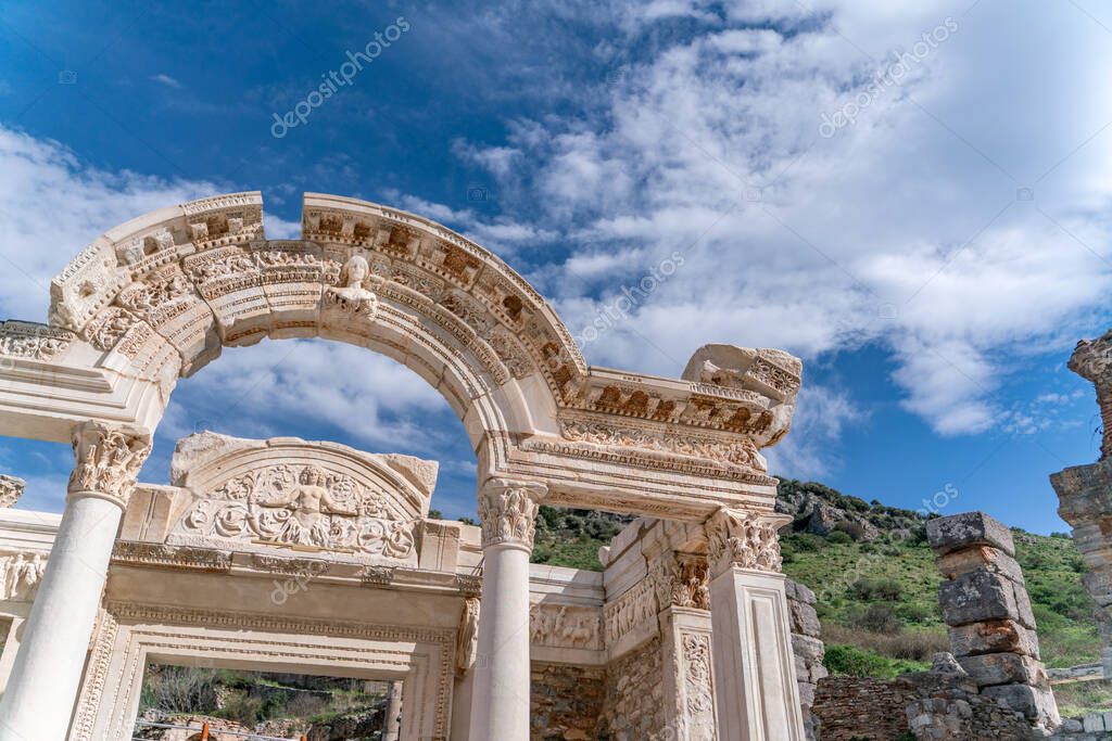 EFESO, TURQUÍA: Relieves de mármol en Éfeso ciudad antigua histórica ...