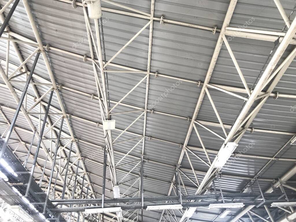 Triangular de sección transversal truss miembros utilizados para panel ...