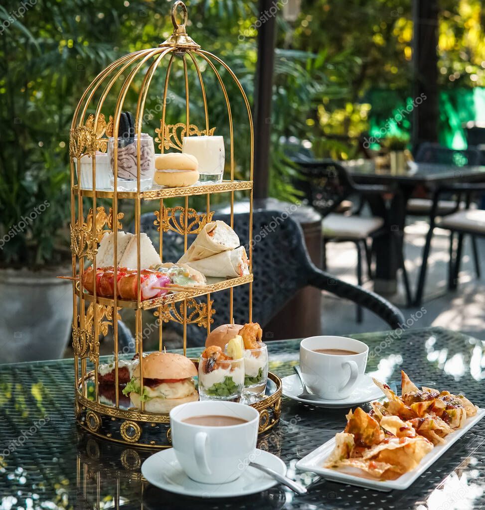 Todo en uno chocolate Oreo con pastel de chocolate y pan y tikka de ...