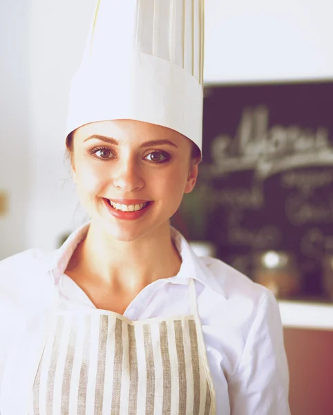 Retrato de mujer chef con uniforme en la cocina: fotografía de stock ...