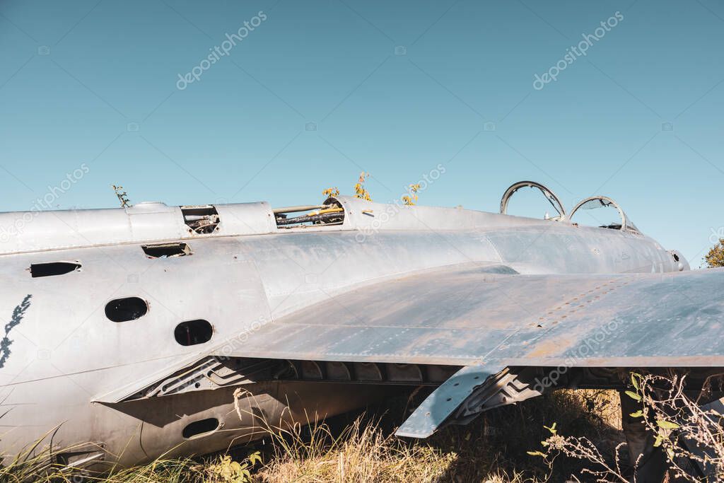 Fuselaje de avión viejo y ala vista cercana en el campo. Aero L-29 ...