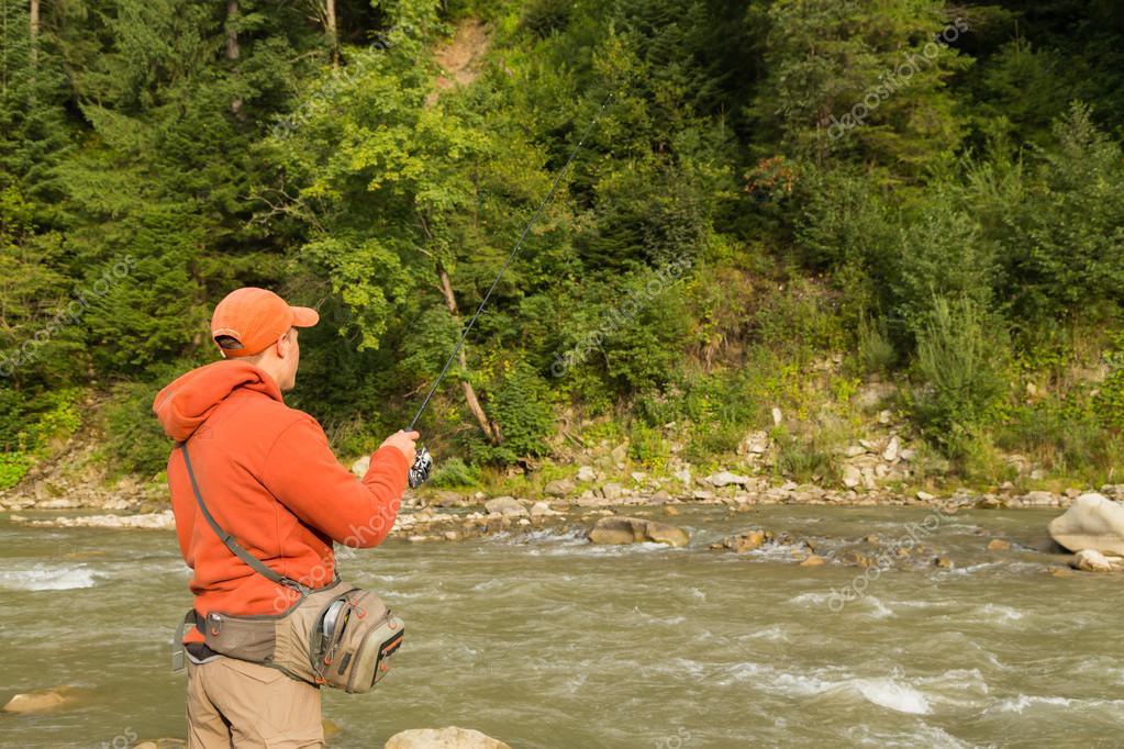 Joven pescador en un río de montaña de spinning. Pesca en ríos de ...
