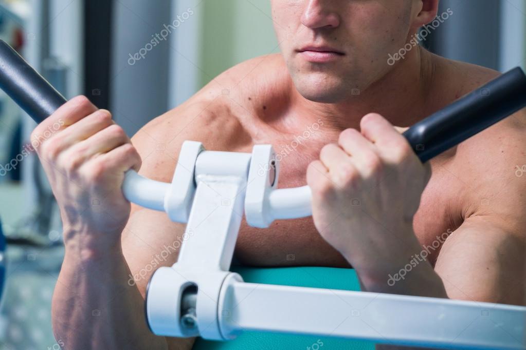 Grueling training professional bodybuilder in the gym — Stock Photo ...