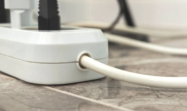 Tira de extensi n el ctrica con enchufes de alimentaci n conectados ...