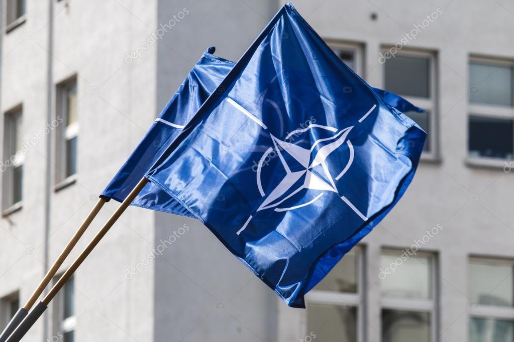 Bandera de la OTAN ondeando al viento 2023