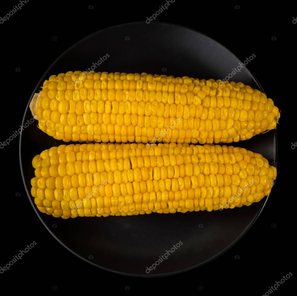 dos cabezas de repollo, peladas de la cáscara, maíz yacen en un plato ...