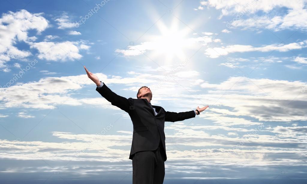 hombre de negocios en la parte superior del éxito, los brazos abiertos ...