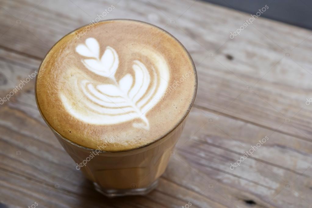 Café con forma de corazón arte latte servir en vidrio 2023