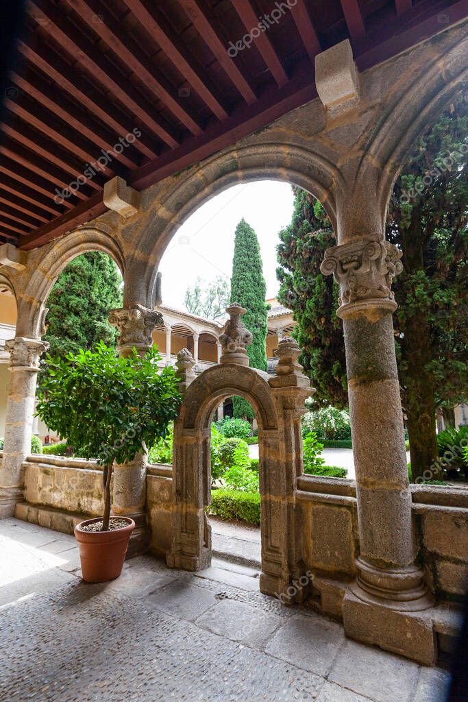 Un plano vertical de la sala del Monasterio de Yuste rodeado de ...