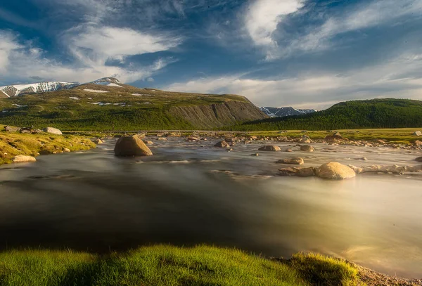 Puesta de sol en las montañas de Turgen. Montañas Baga Turgen en el ...