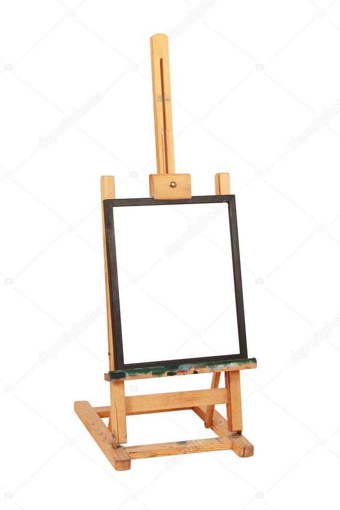 Un primer plano de un molbert de madera con un papel unido a él aislado ...