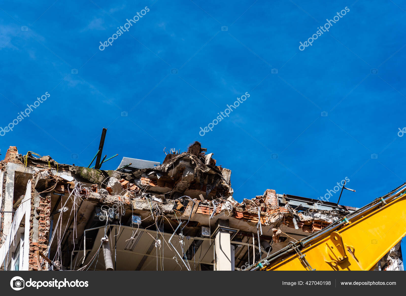 Edificio Gigante Semi Demolido Roto Con Cables Abiertos Colgando Del ...