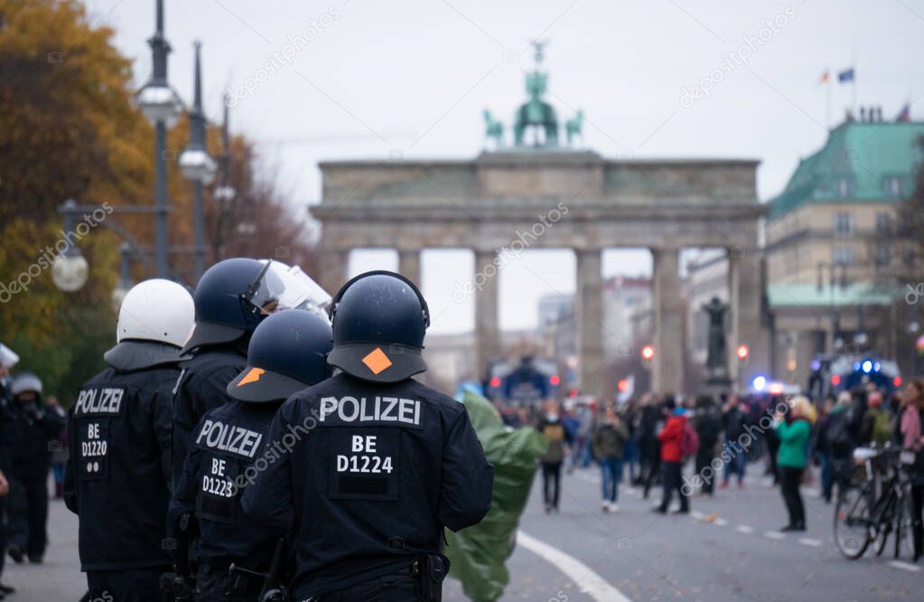 BERL N, ALEMANIA - 18 de noviembre de 2020: Demostraci n en Berl n con la polic a en la Columna ...