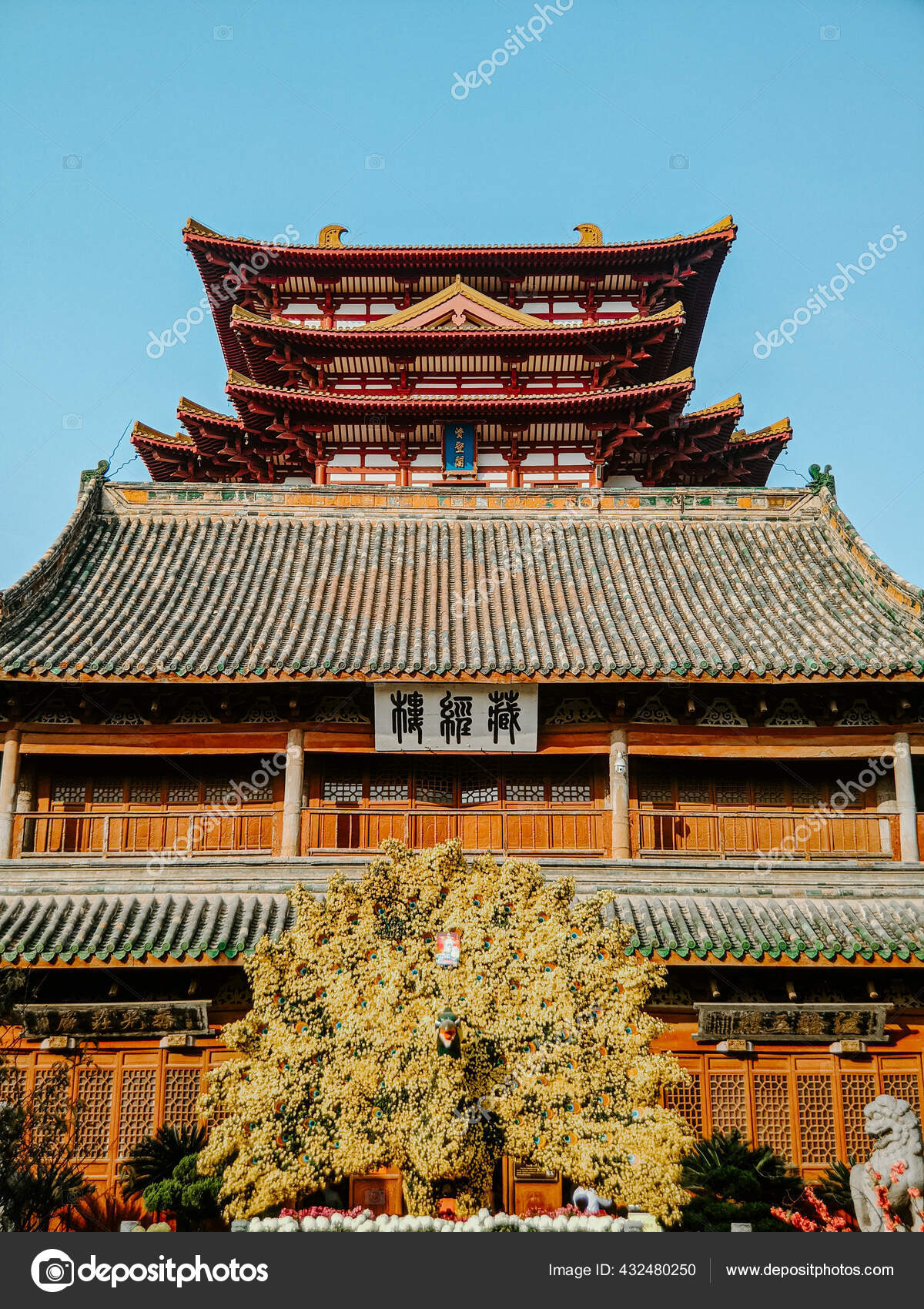 Vertical Low Angle Shot Historic Chinese Temple Sunny Day — Stock Photo ...