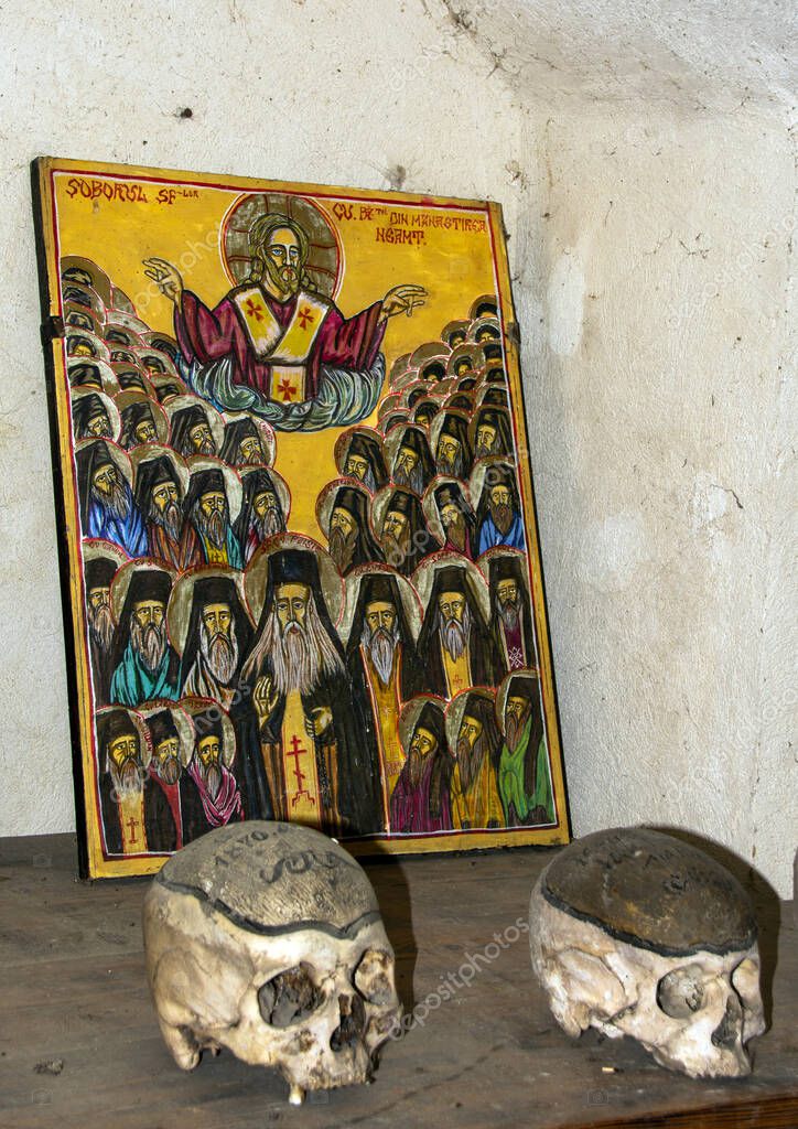 VANATORI, ROMANIA - 04 / 12 / 2020: Estos son los huesos de los monjes ...
