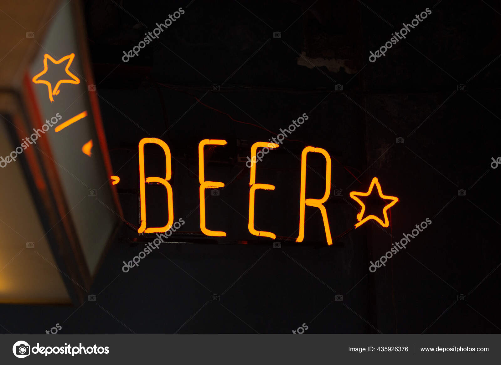 Enfoque Selectivo Letrero Iluminado Con Palabra Cerveza Bar — Foto de ...