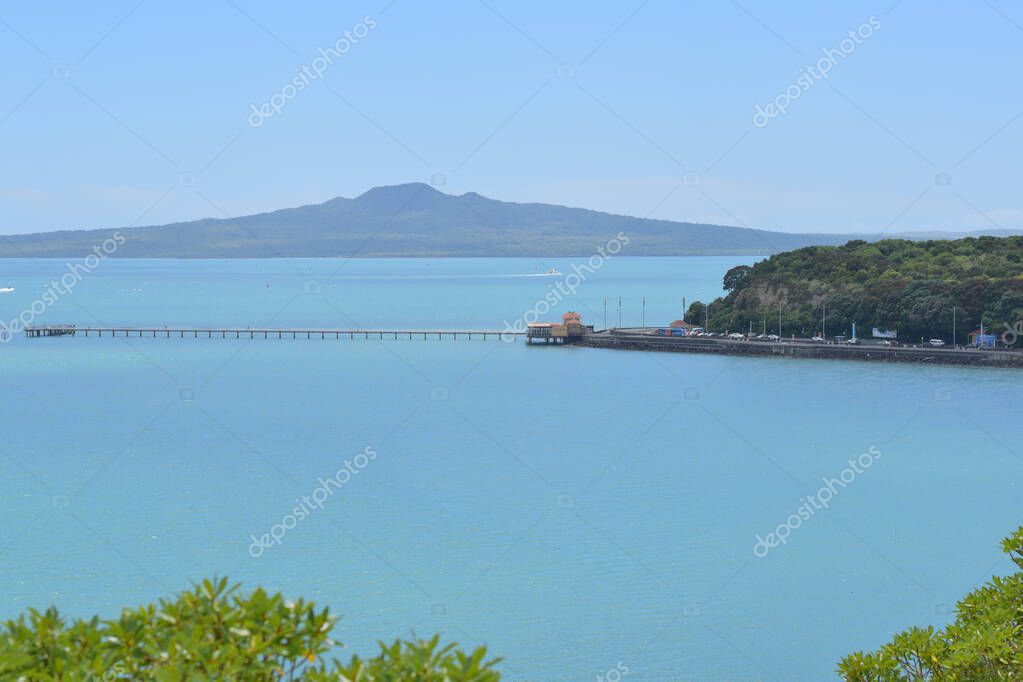 Vista del muelle de la bahía de Okahu y el puente con vista al mar en ...