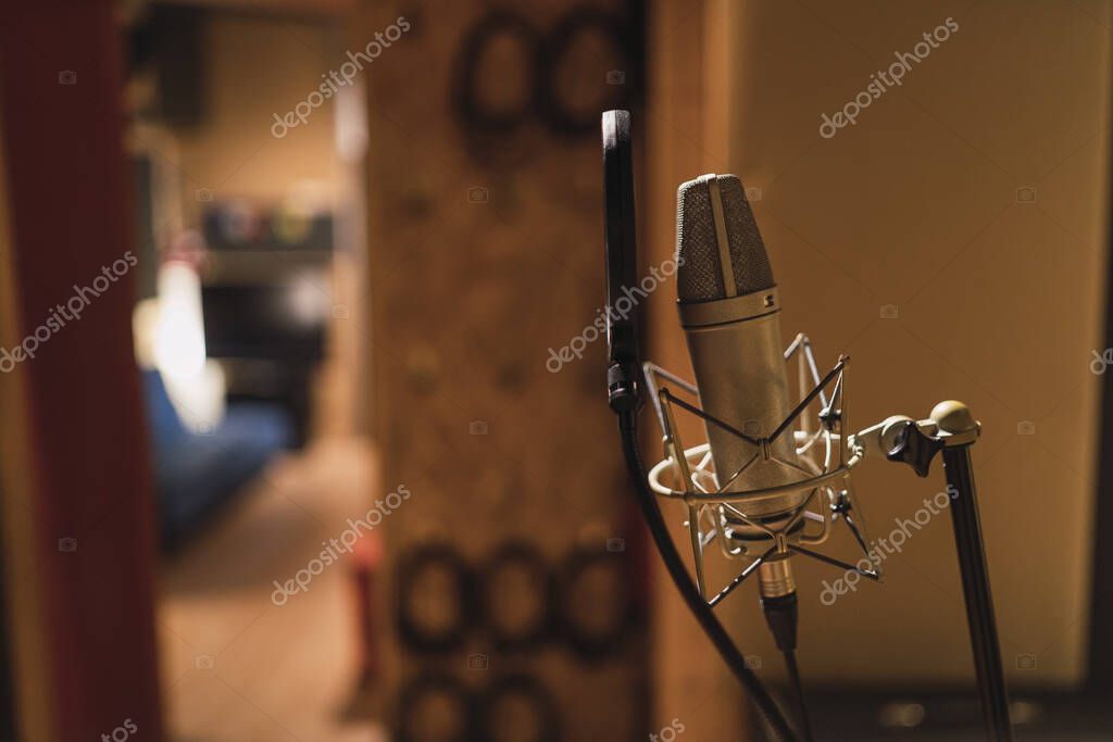 Una toma lateral horizontal de un micrófono de estudio profesional con ...