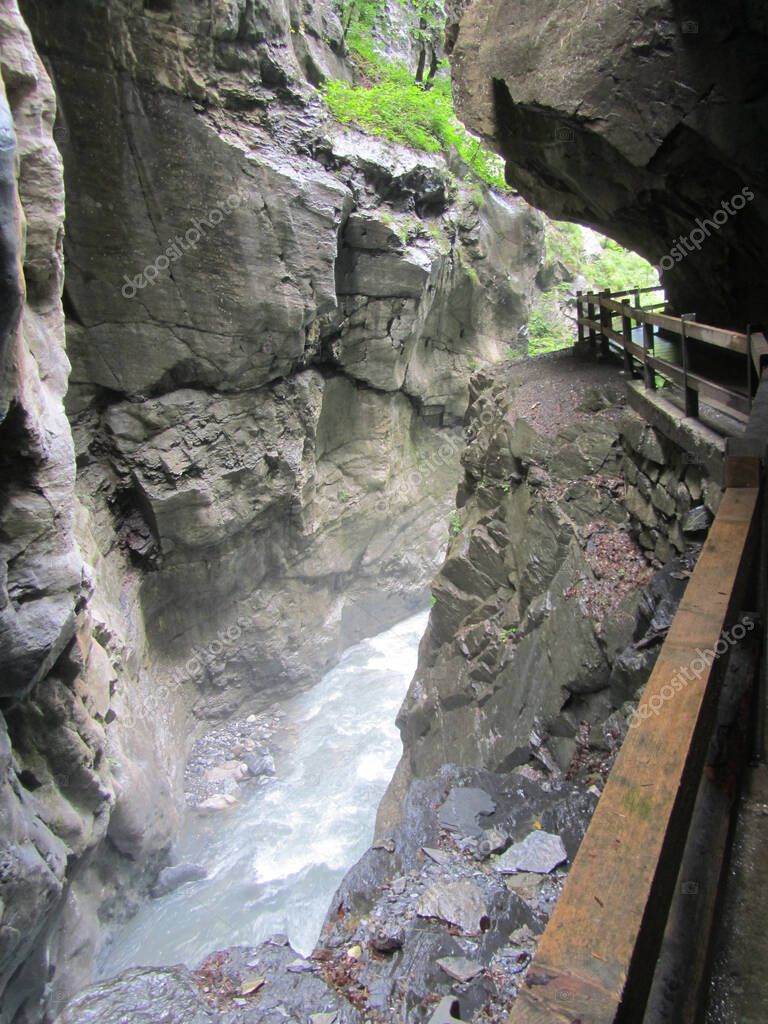 El barranco de Tamina es una fuente termal en el cantón de St. Gallen ...
