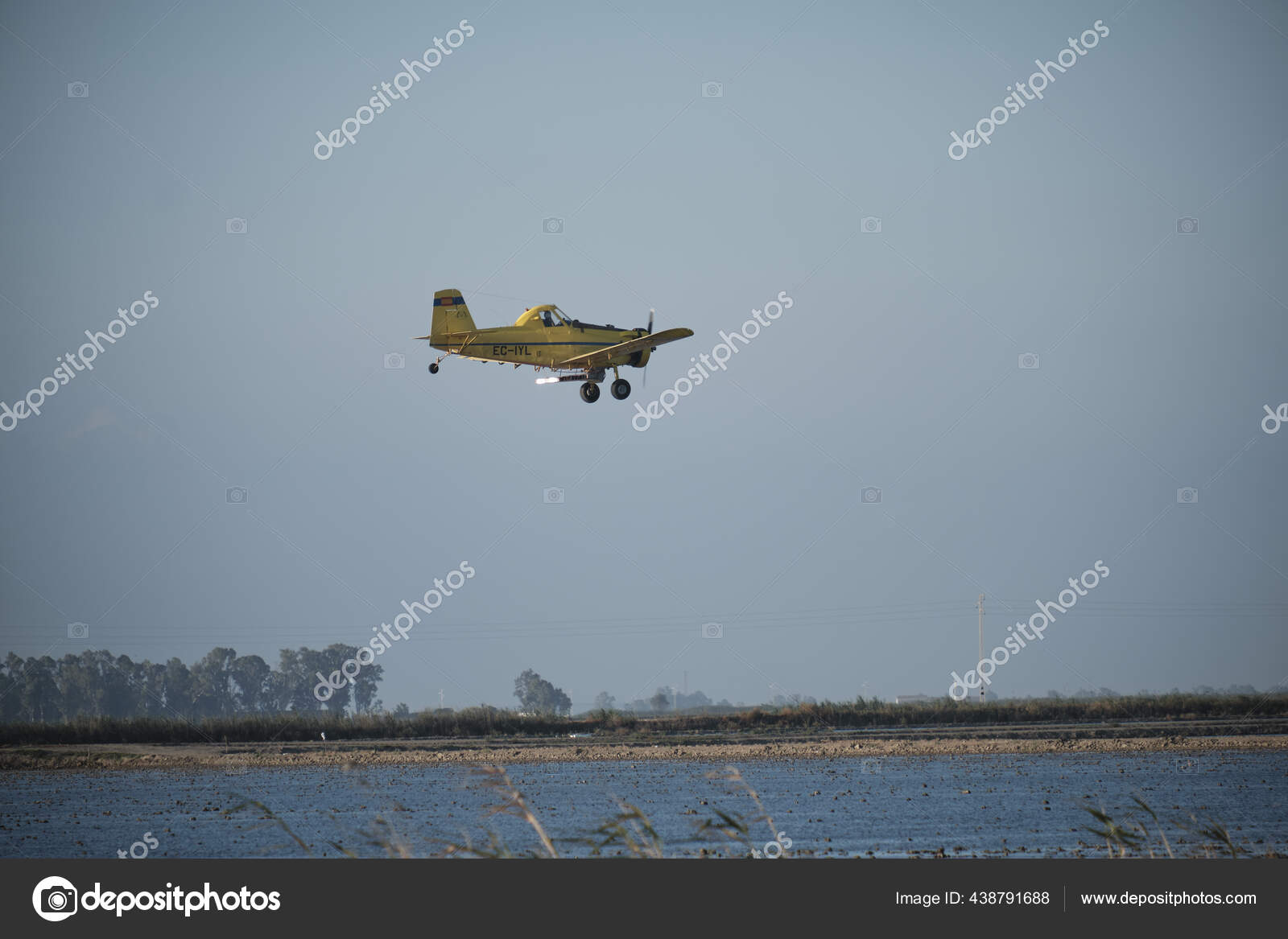Vintage Single Engine Aircraft Propeller Flying Farm Landscape – Stock ...