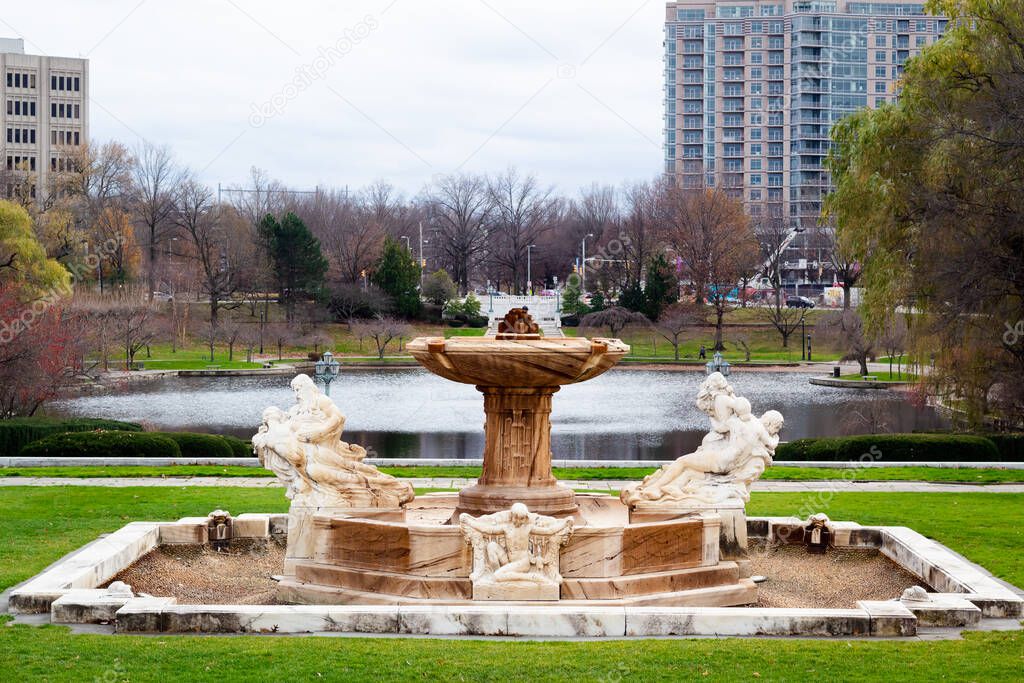 Una hermosa fuente con estatuas capturadas en medio de un gran parque 2023