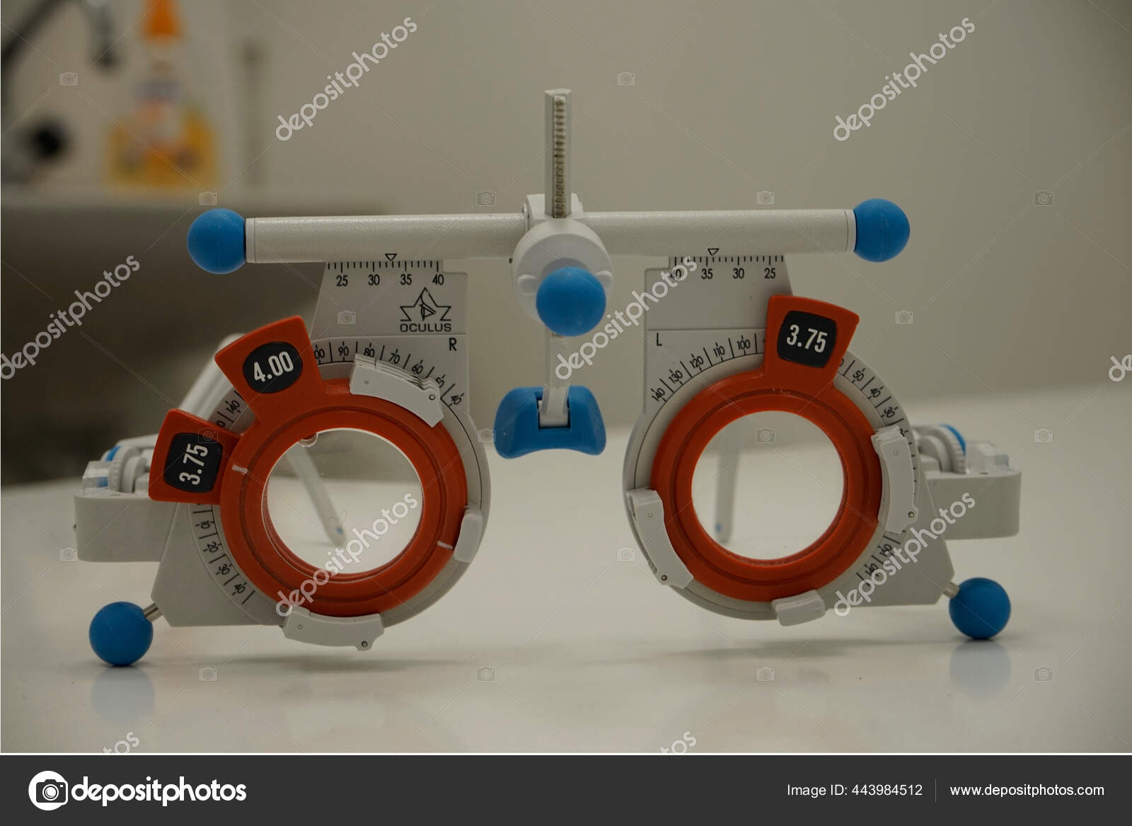 Messbrille Zum Messen Der Brillenwerte Beim Optiker Stock Photo by ...