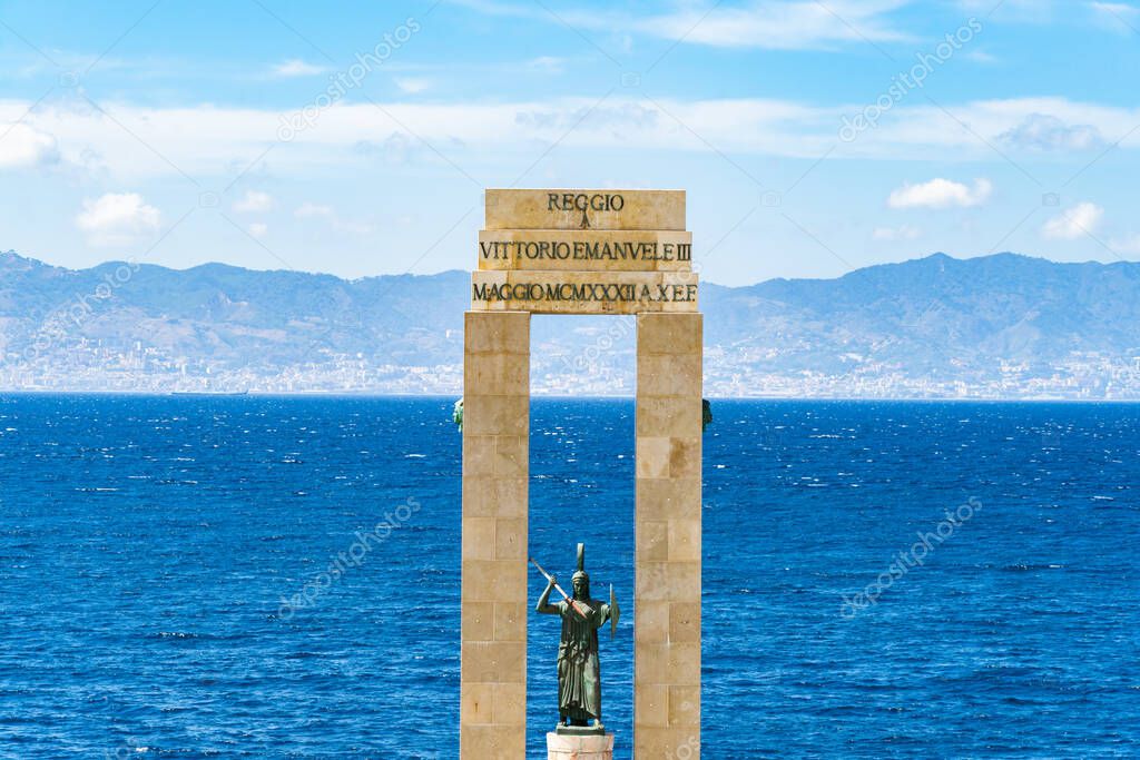 Detalle de la Arena dello Stretto en Reggio Calabria: la estatua de la diosa Atenea parte del ...