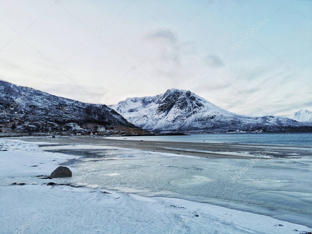La hermosa vista de las montañas en la costa de Kvaloya, Tromso ...
