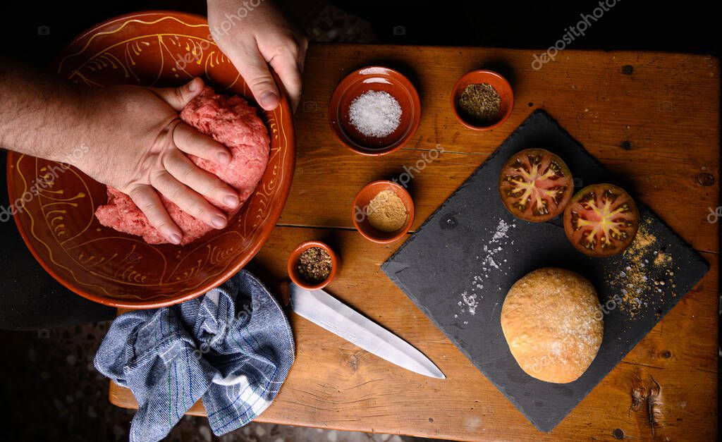 Una toma de alto ángulo de un chef cocinando chuletas, albóndigas o ...