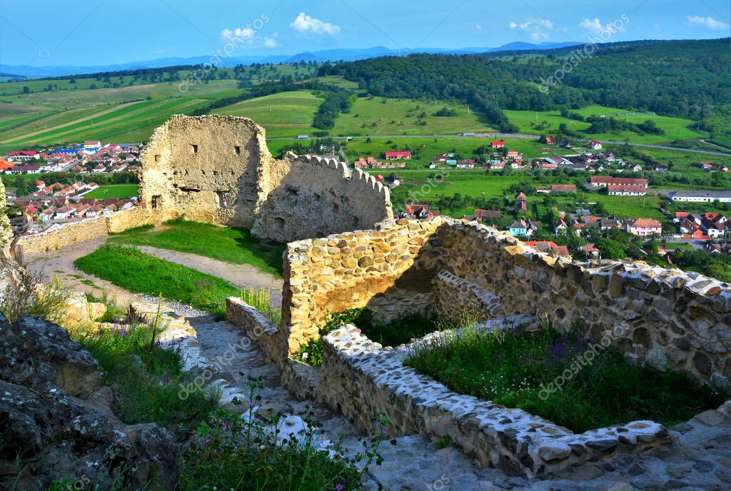 RUPEA, RUMANIA - 22 de julio de 2018: La fortaleza de Rupea, construida ...