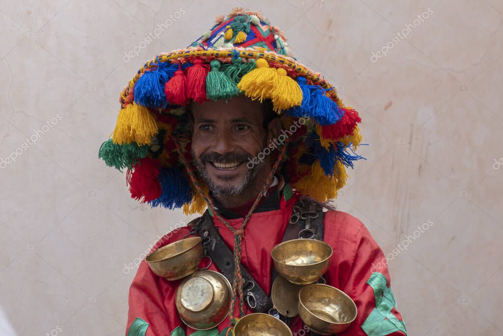 MARRAKE, MARRUECOS - 30 de enero de 2020: Escenas diarias en la ciudad ...