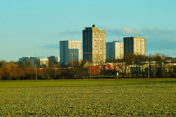 Vista del horizonte del distrito de Frankfurt "Frankfurter Berg" desde ...