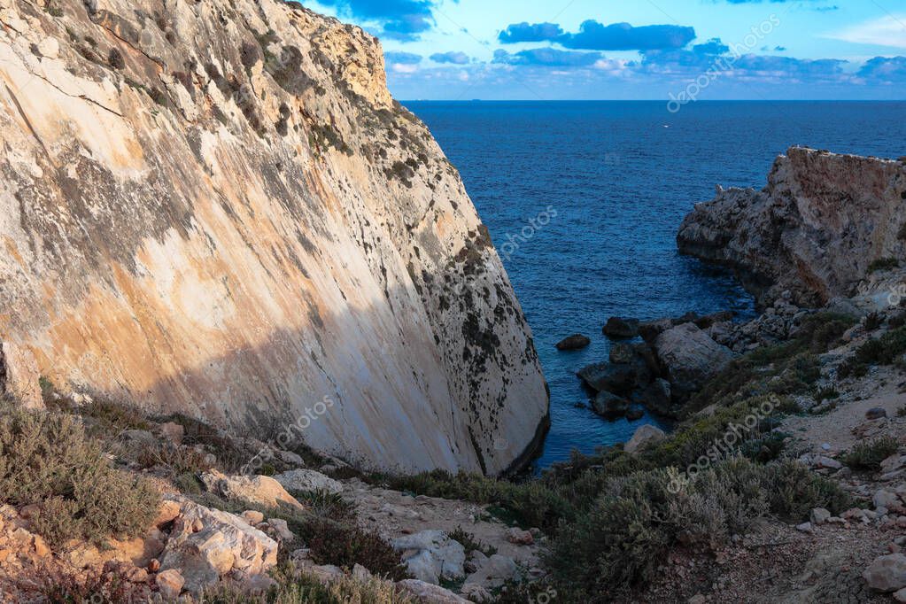 Como un bloque de roca se desliza más allá de otro en el calor que ...