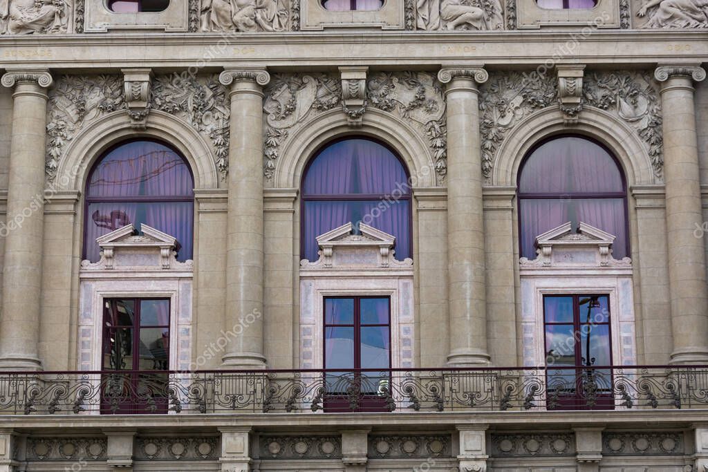 La fachada con 3 ventanas y hermosos detalles de estilo griego en ...