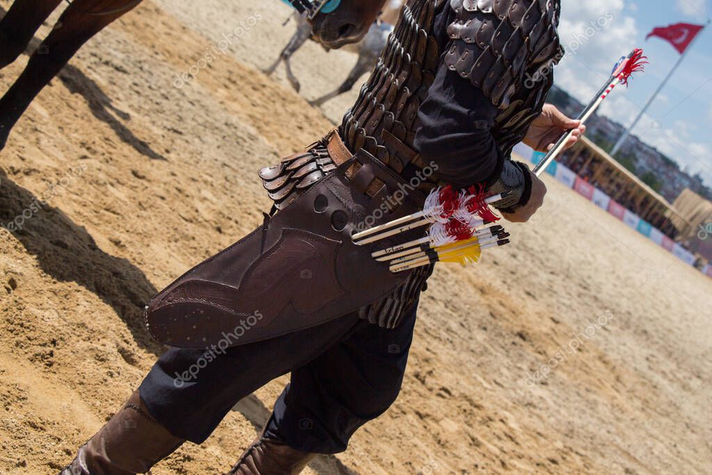 Un primer plano de un lanzador con lanzas en el fondo de la arena 2022