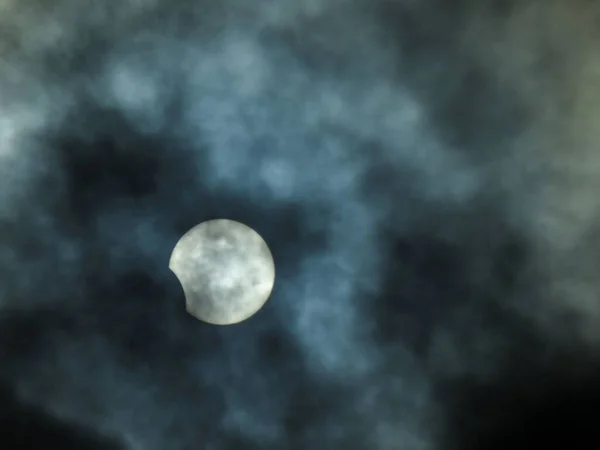 Inicio de un eclipse solar en Mahajanga, Madagascar. Expuesto para que ...