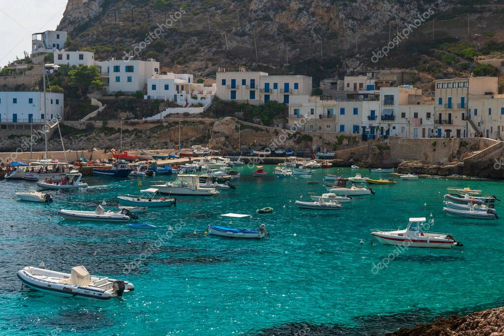 LEVANZO, ITALIA - 17 / 08 / 2020: Vista de la isla de Levanzo, es la ...