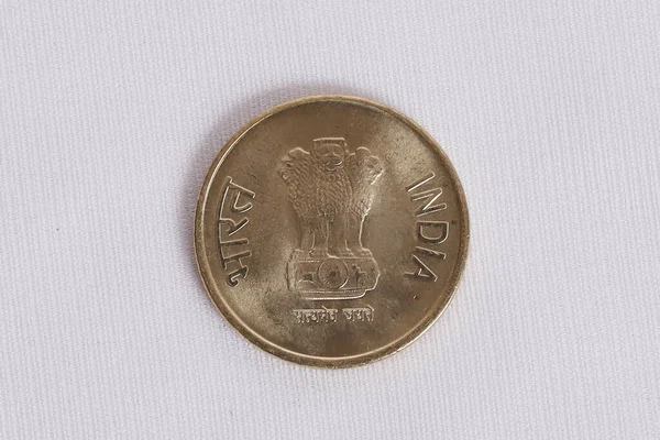 Una Moneda Rupia India Aislada Sobre Fondo Blanco: fotografía de stock ...