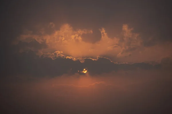 Fotos de Sol com nuvem, Imagens de Sol com nuvem sem royalties ...