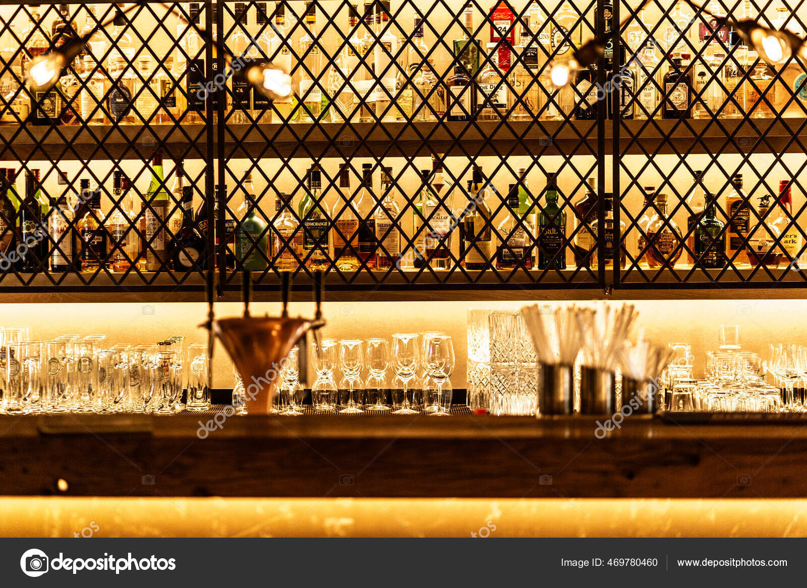 Scenic View Bar Variety Drinks Glasses — Stock Editorial Photo ...